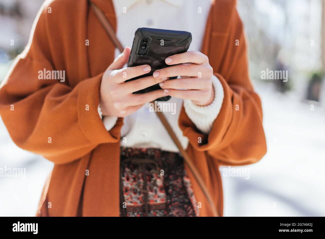Young woman's hands typing with her cell phone Stock Photo - Alamy