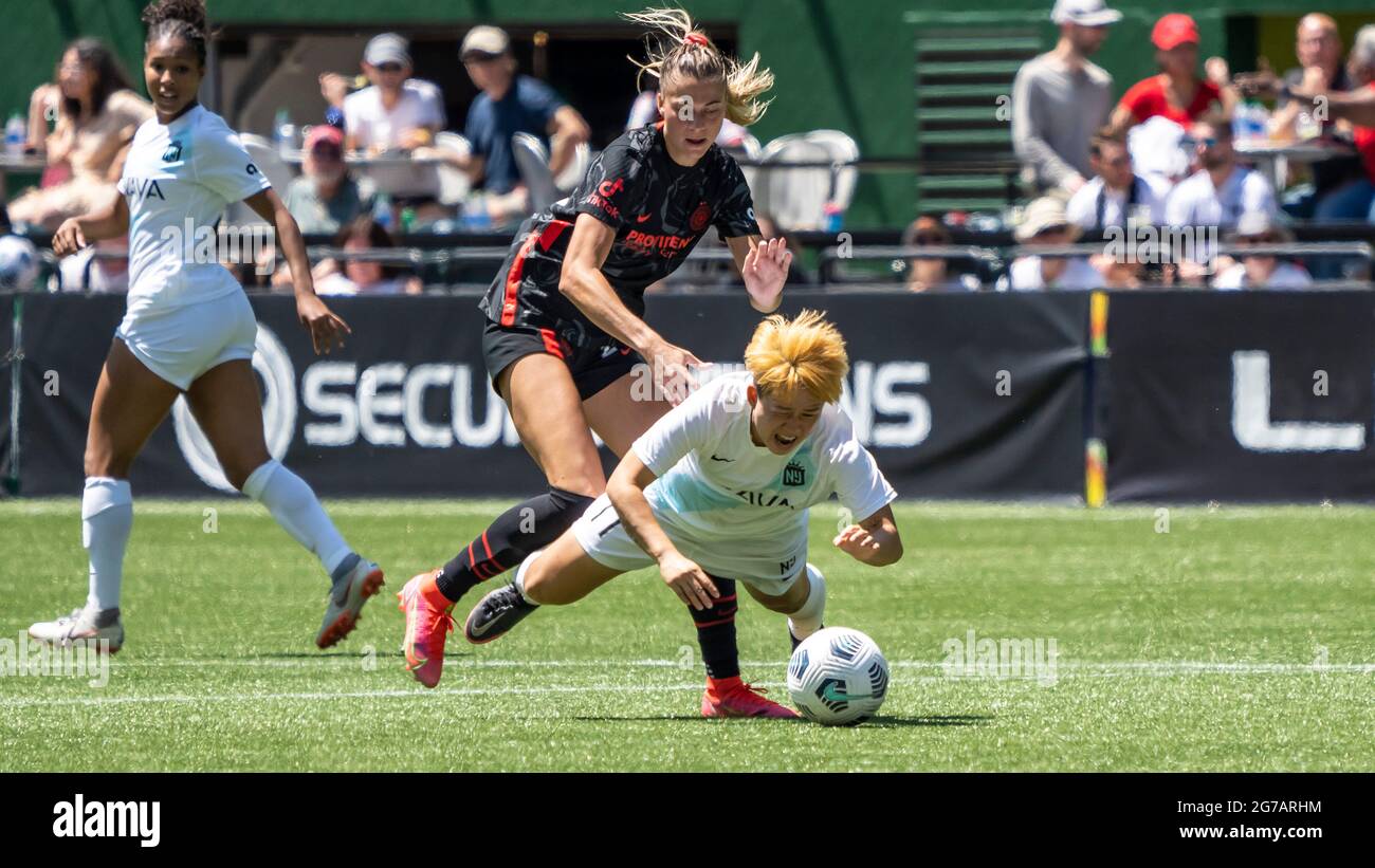 Portland, USA. 11th July, 2021. Thorns' Kelli Hubly puts Gotham's Sodam ...