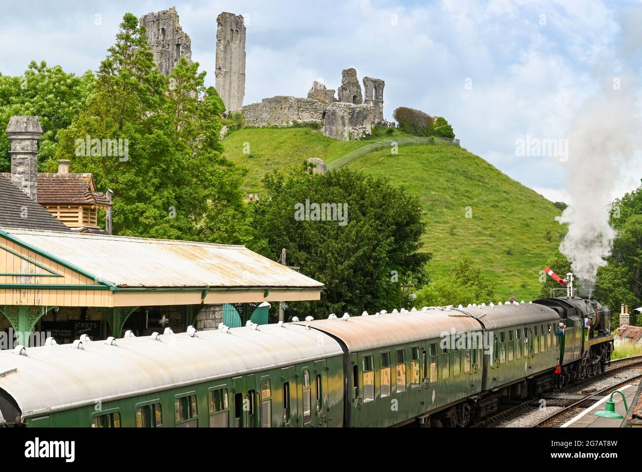 Corfe Castle, Dorset, England - June 2021: Vintage steam train leaving ...