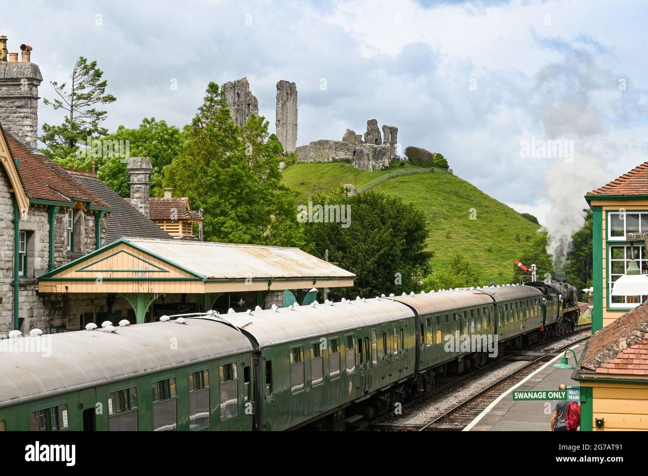 Corfe Castle, Dorset, England - June 2021: Vintage steam train leaving ...