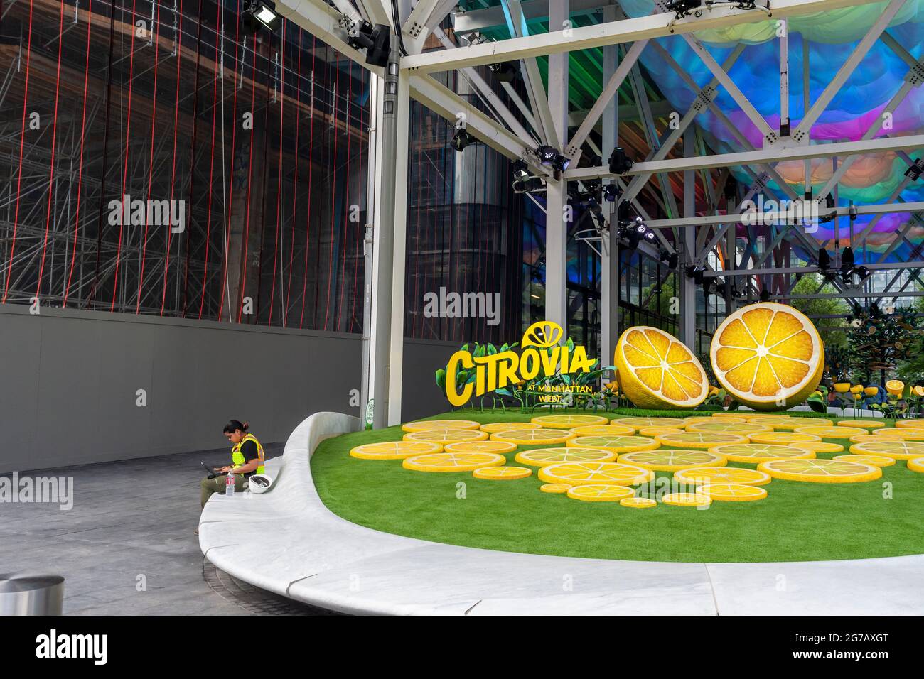 Citrovia, under construction scaffolding adjacent to BrookfieldÕs ...