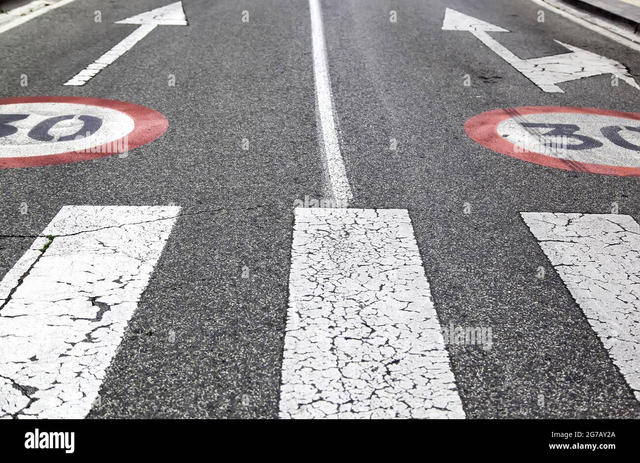 Detail of traffic sign for cars, speed limitation Stock Photo - Alamy