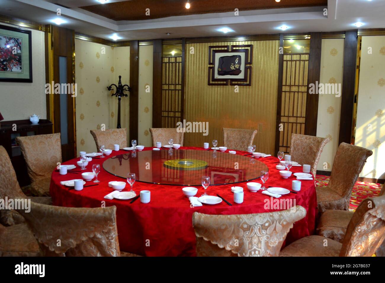China table round hi-res stock photography and images - Alamy
