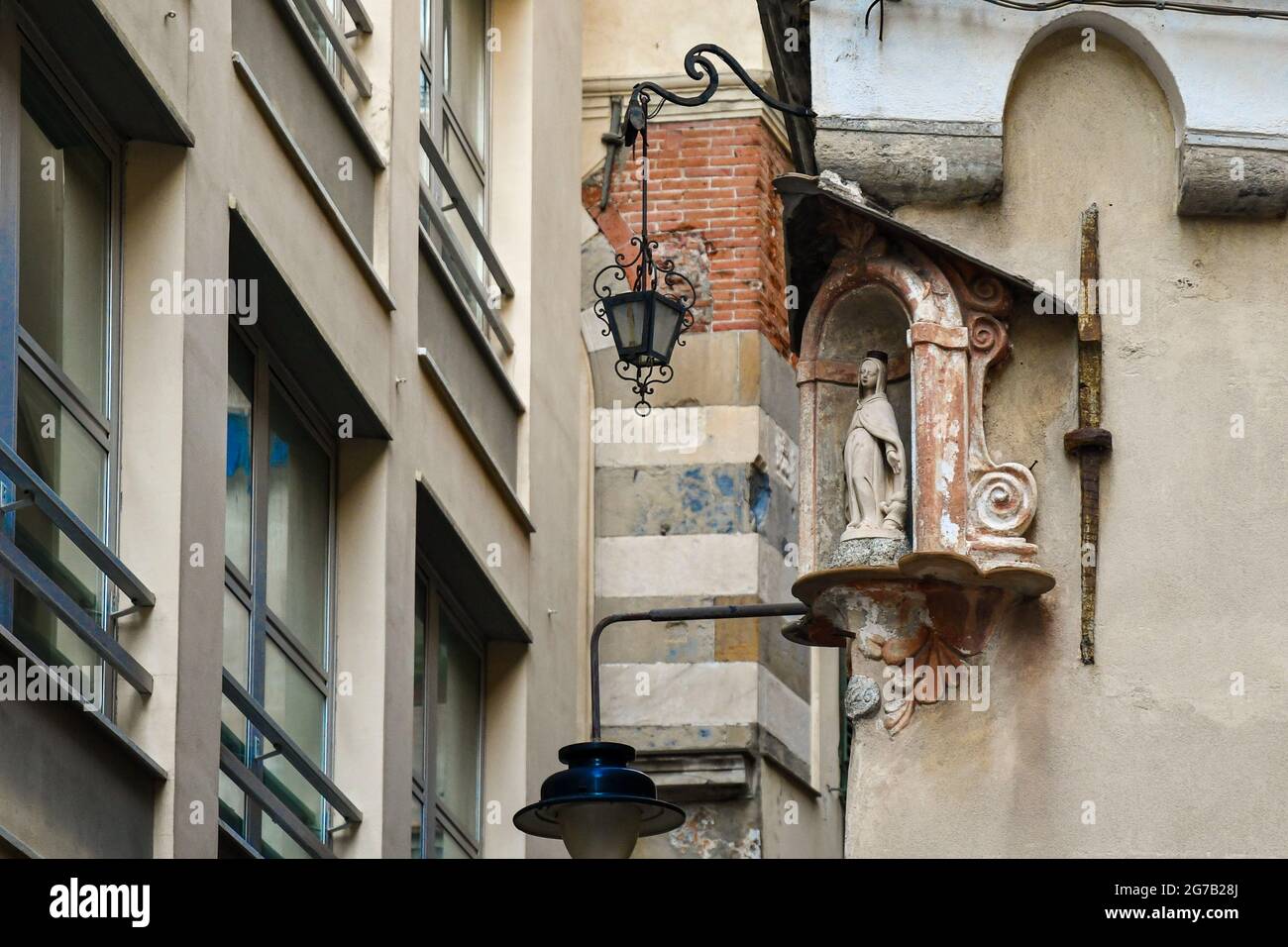 Corner shrine hi-res stock photography and images - Alamy