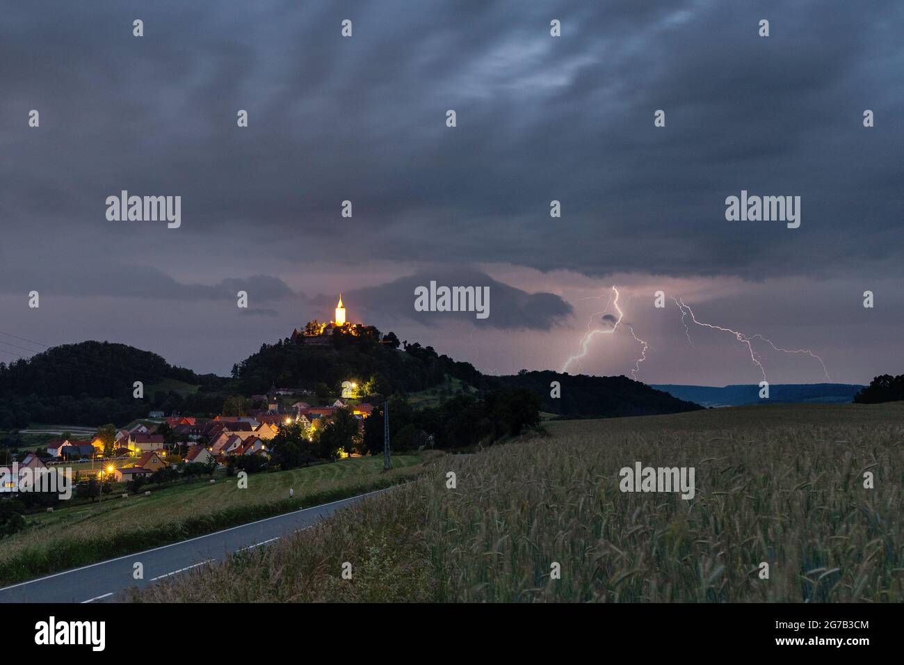 Lightning storm castle hi-res stock photography and images - Alamy