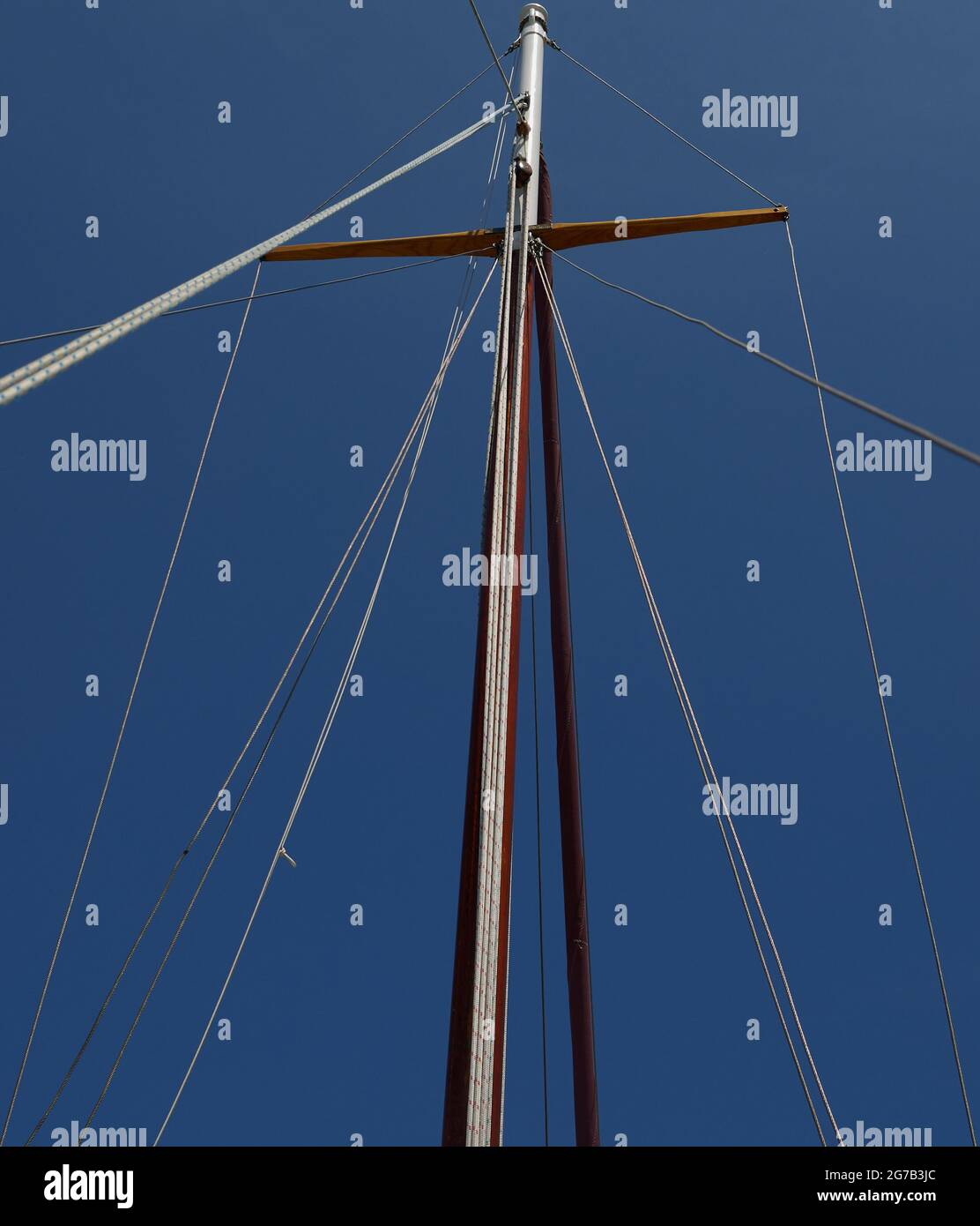 Mast of sailing boat Stock Photo - Alamy
