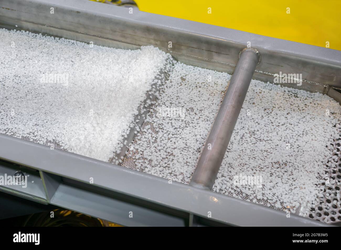 Recycled plastic granules on automatic shale shaker, conveyor belt ...