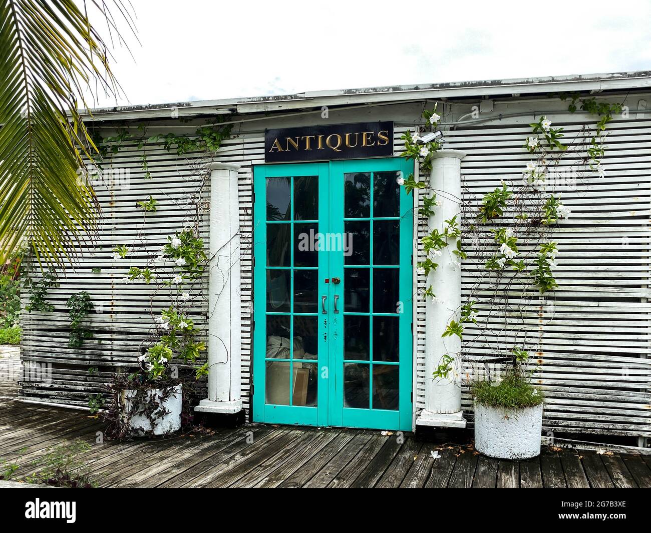 Old abandoned storefront hi-res stock photography and images - Alamy
