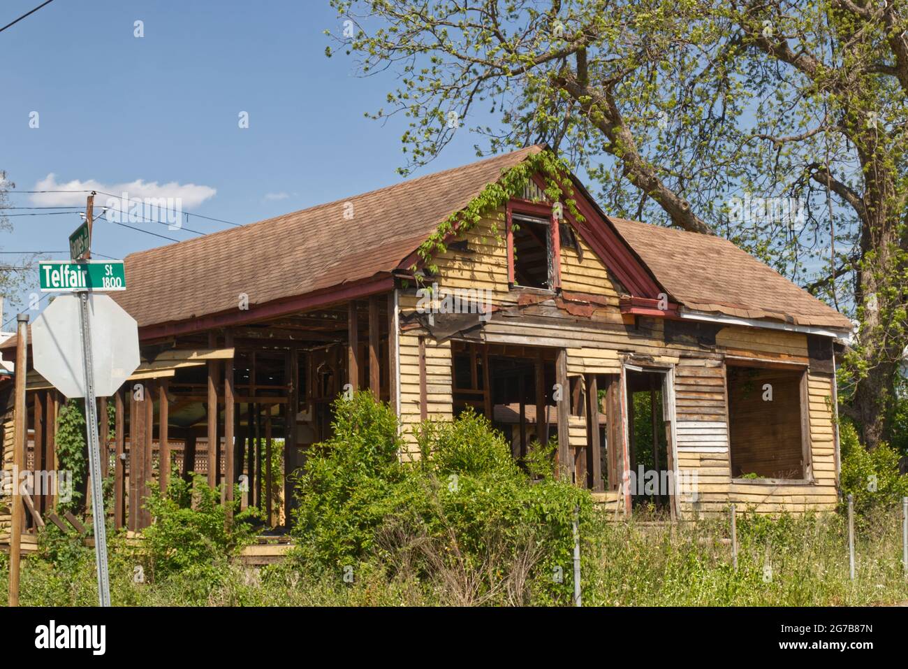 Augusta, Ga USA - 04 18 21: A destroyed abandoned building downtown ...