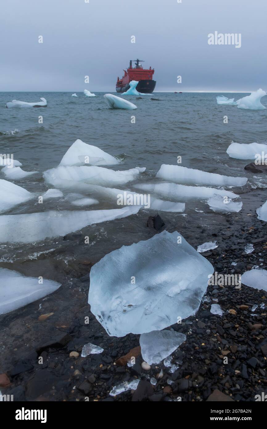 Anchor ice frozen ship hi-res stock photography and images - Alamy