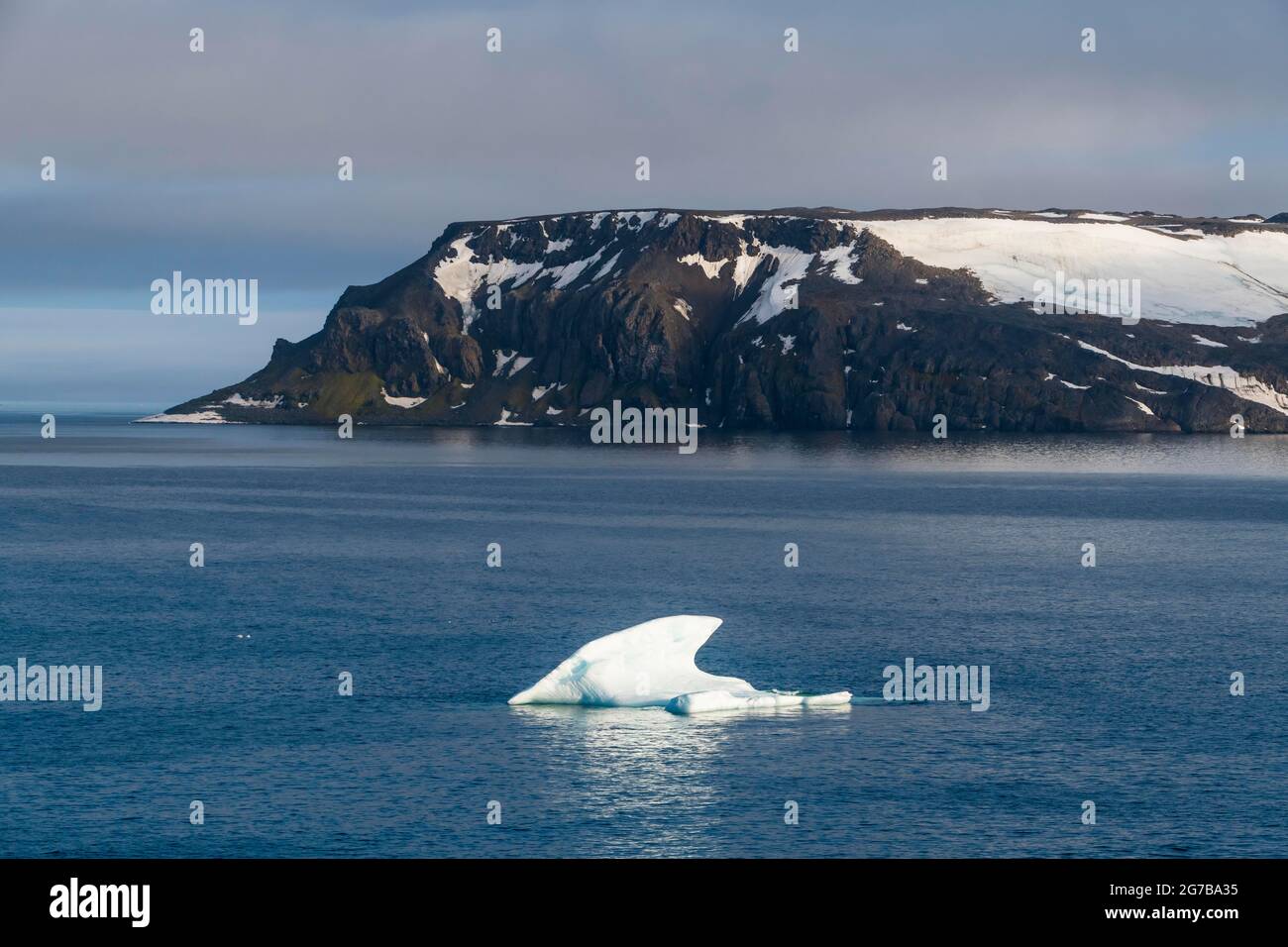 Flat iceberg hi-res stock photography and images - Alamy