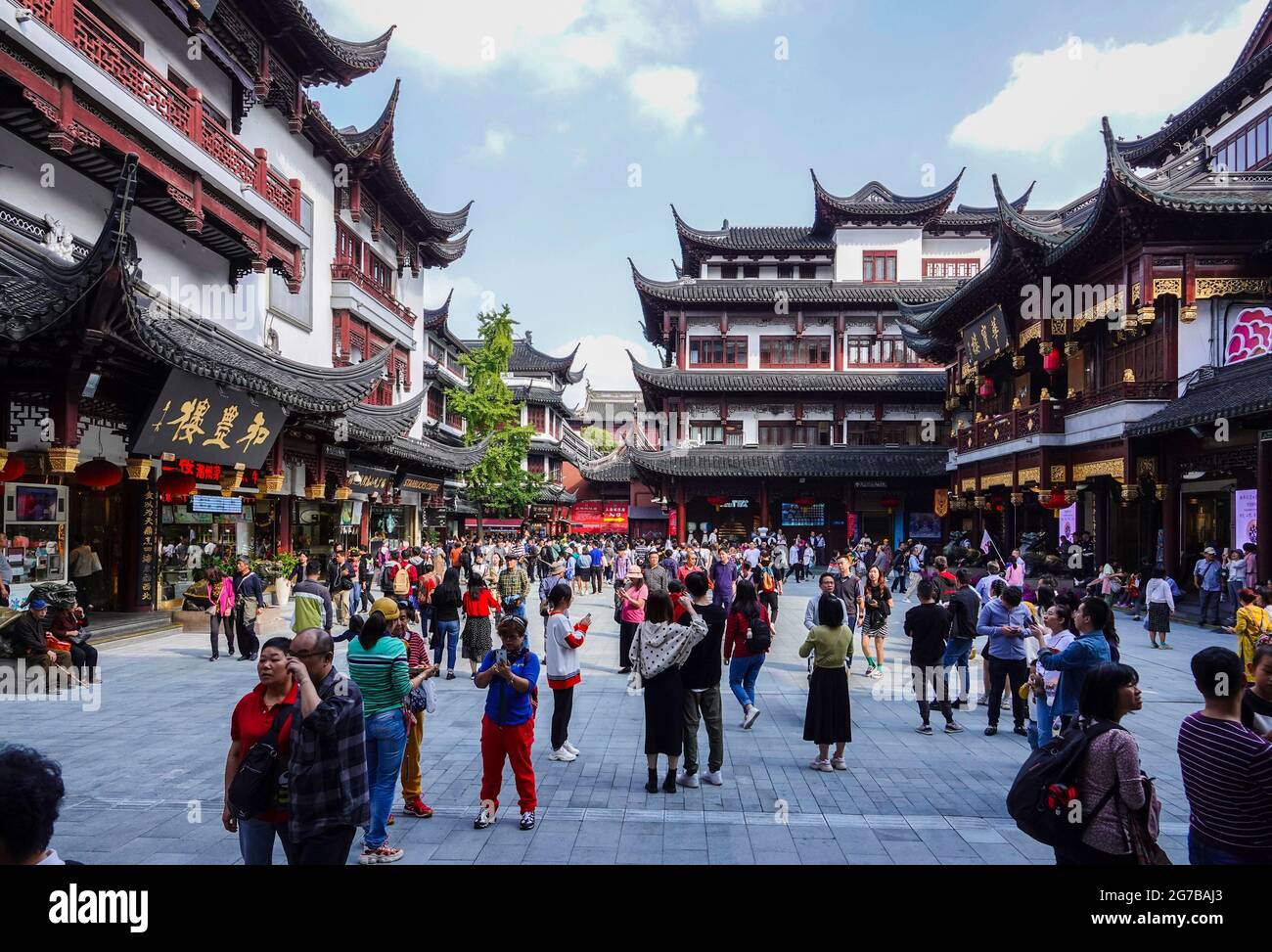 Yuyuan Bazaar, Shanghai, People's Republic of China Stock Photo - Alamy