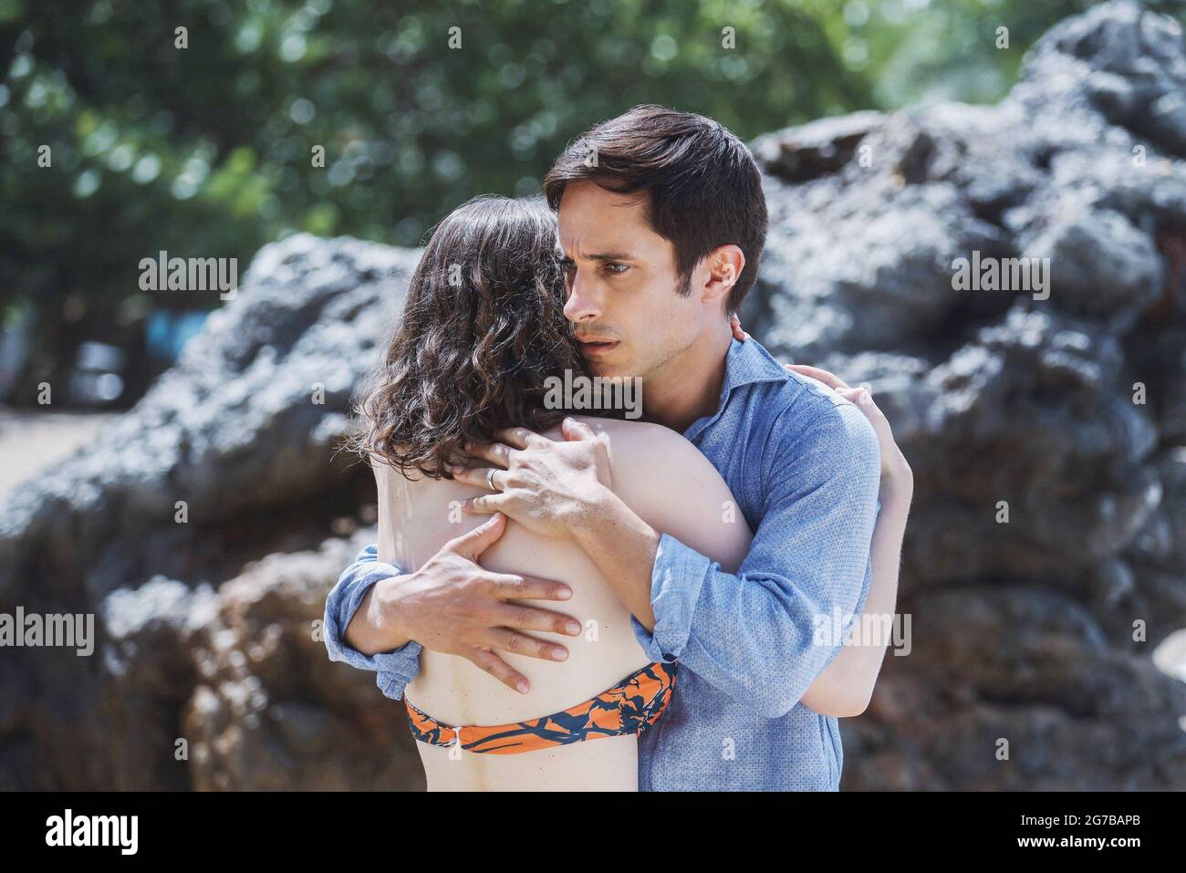 OLD, from left: Thomasin McKenzie, Gael Garcia Bernal, 2021. ph ...