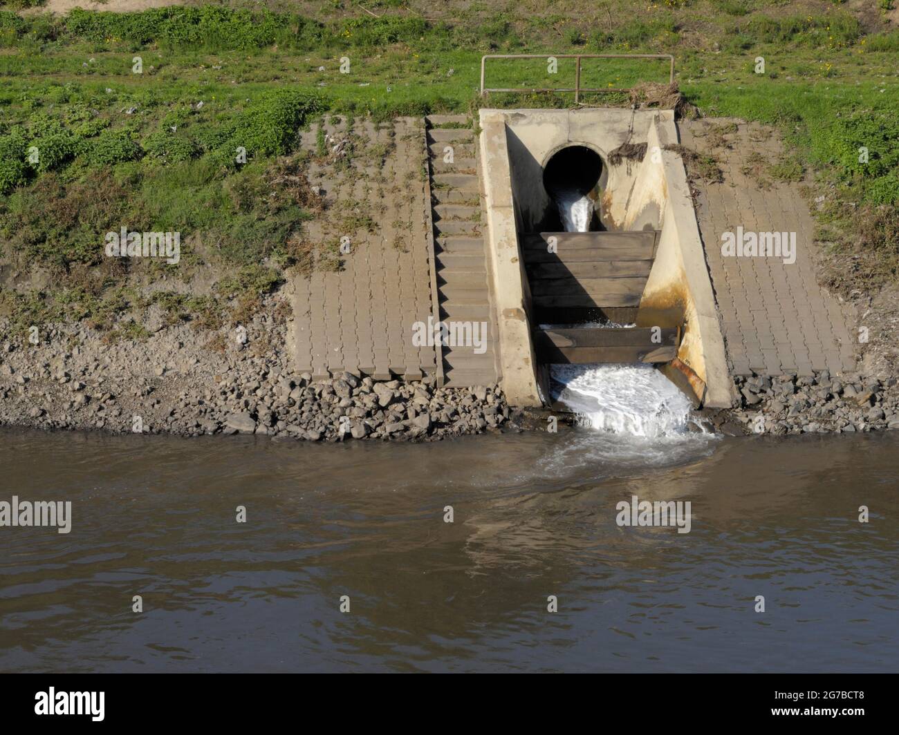 River sewage discharge hi-res stock photography and images - Alamy