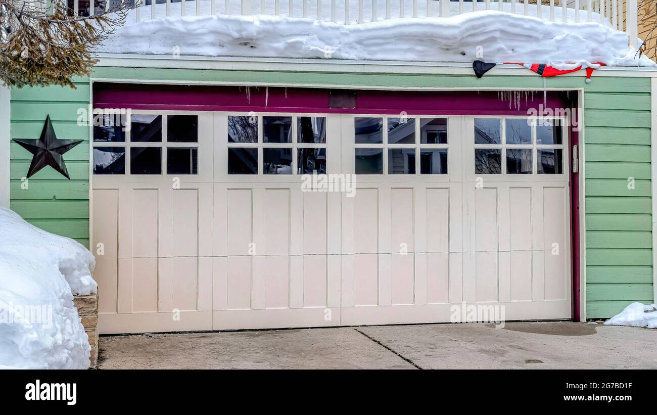 Car In House Garage Snow High Resolution Stock Photography and Images ...