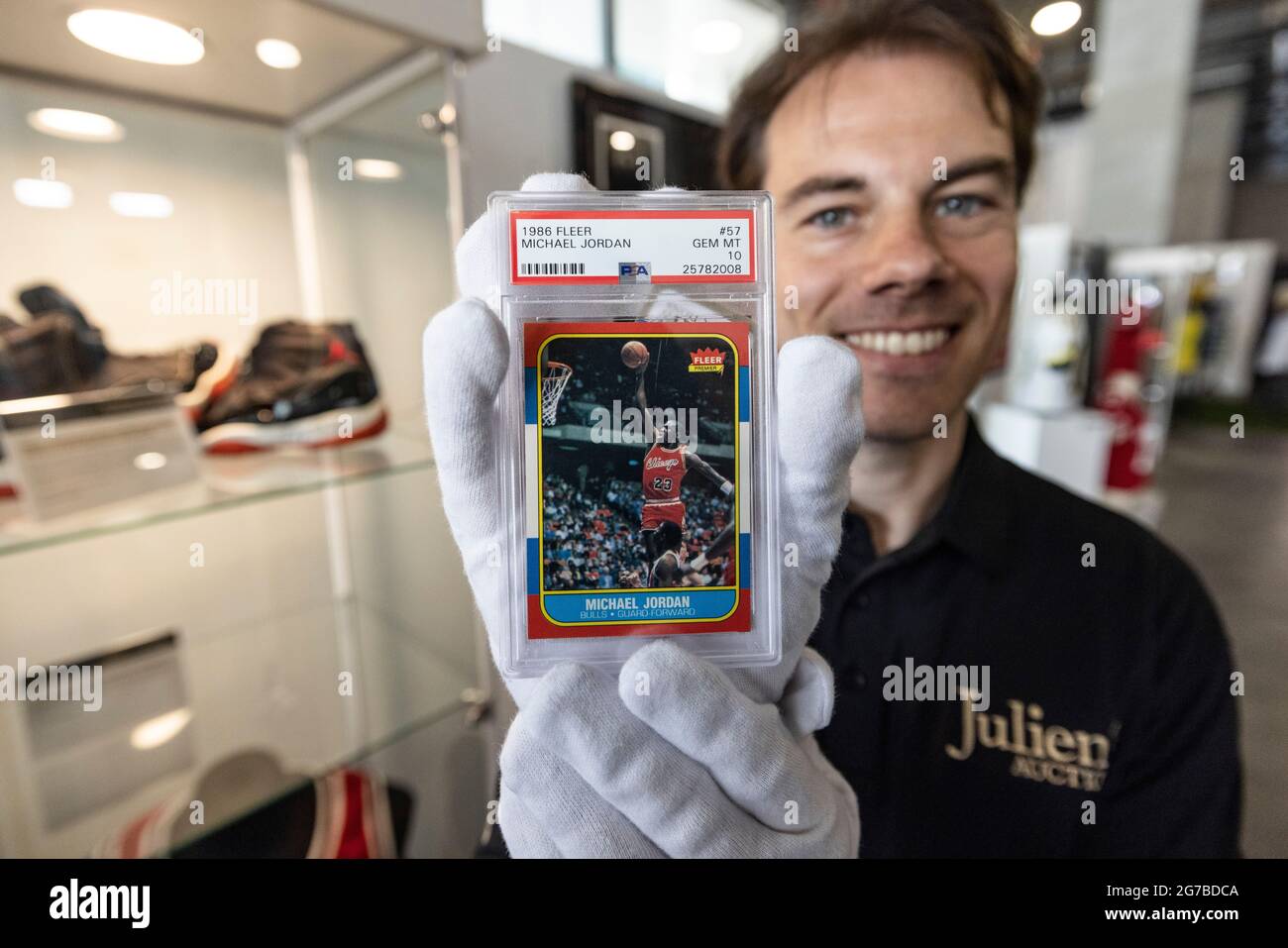 Sports Legends Auction held at Julien’s Auction. Signed sports ...