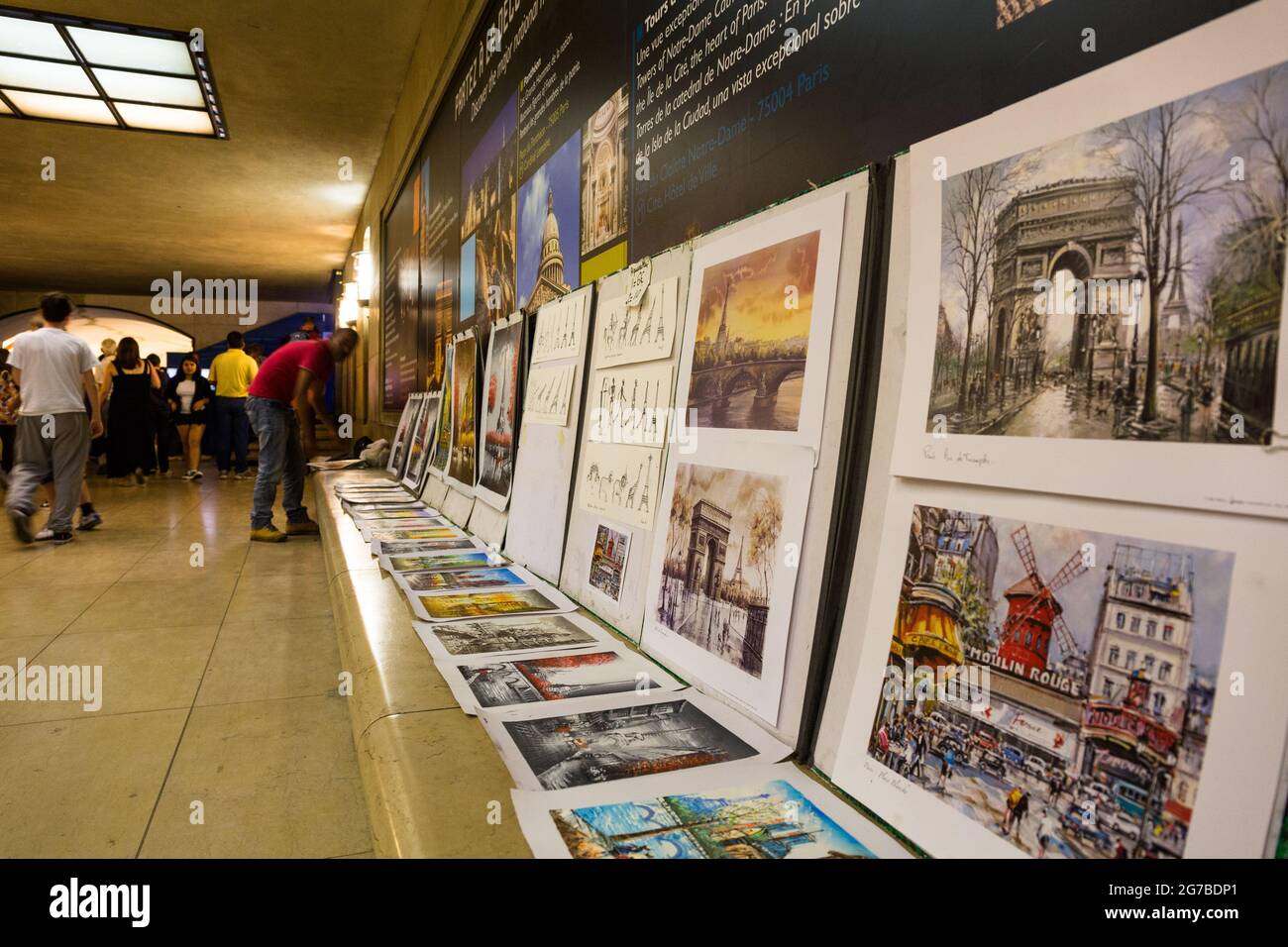 Presenting artwork hi-res stock photography and images - Alamy