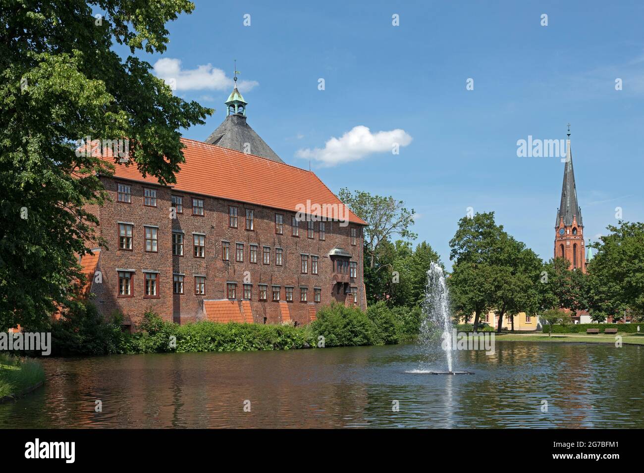 St marys church statue hi-res stock photography and images - Alamy