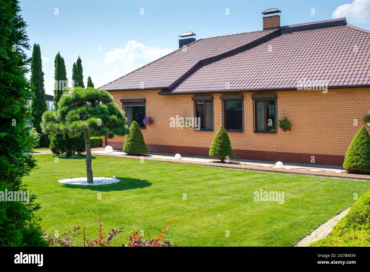 Building with bushes outside hi-res stock photography and images - Alamy