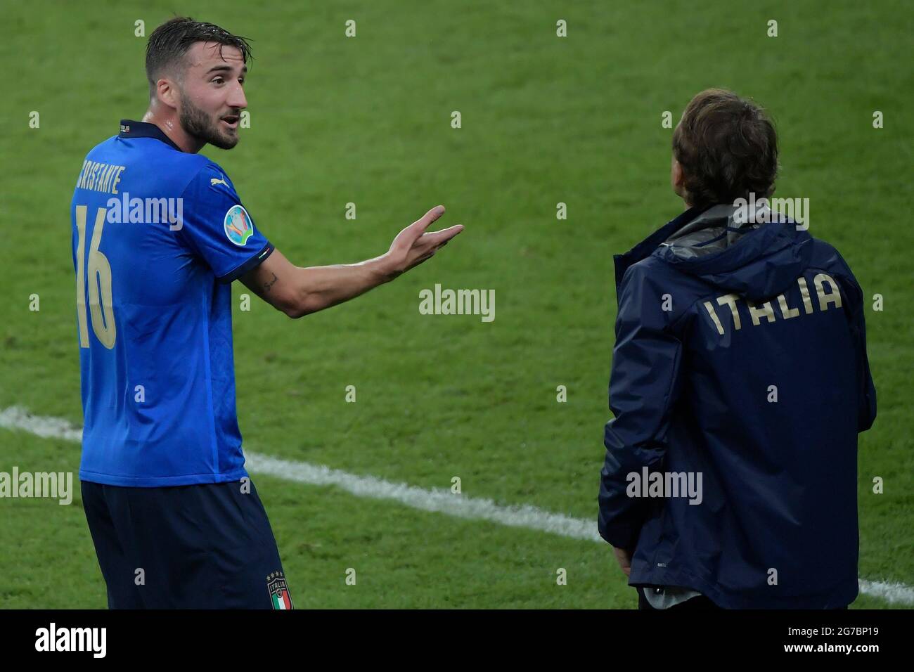 London, UK. 11th July, 2021. Bryan Cristante of Italy talks to Roberto ...
