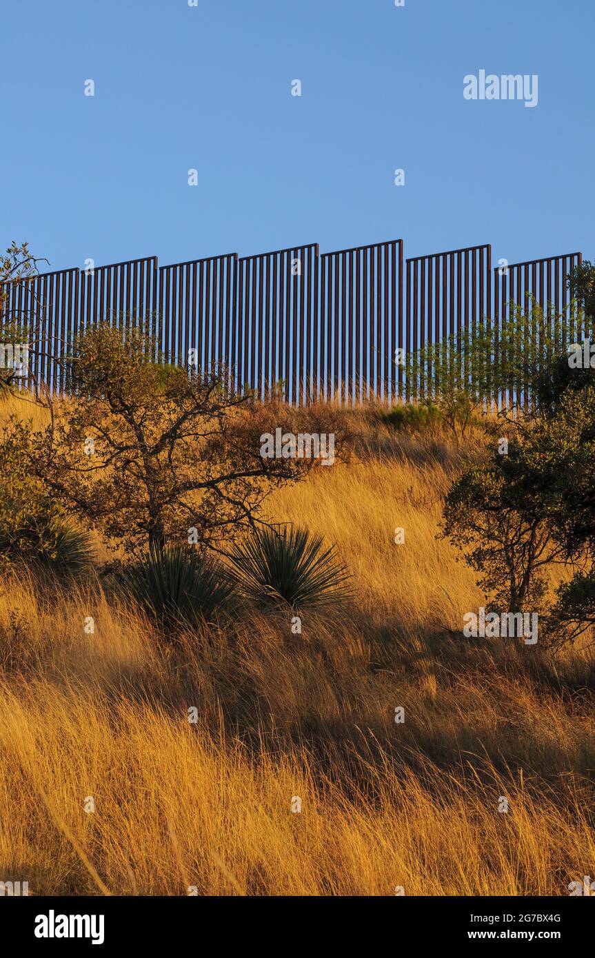 Image shows US border fence on the Mexico border, west of Nogales ...
