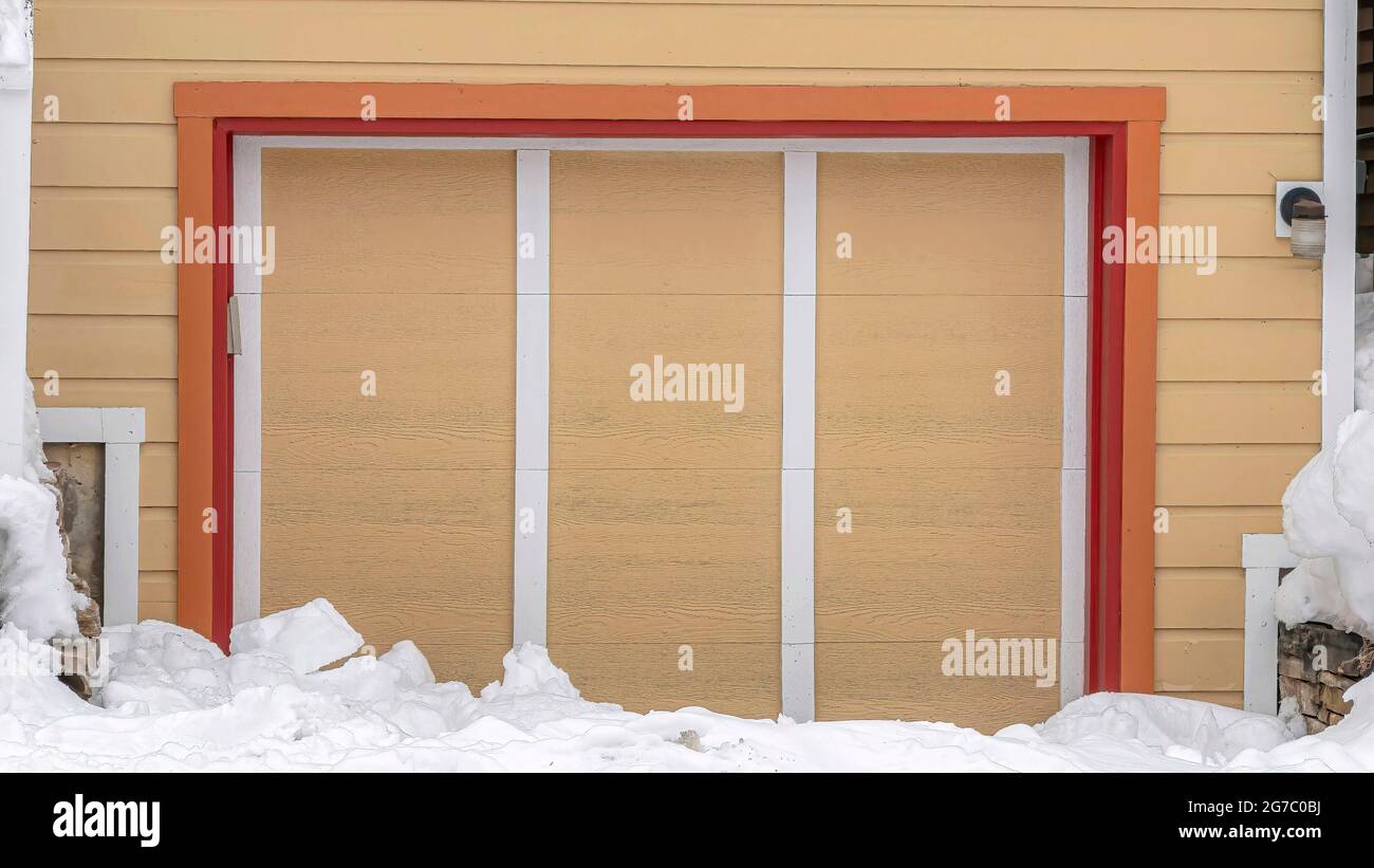 Snowy car in residential garage hi-res stock photography and images - Alamy