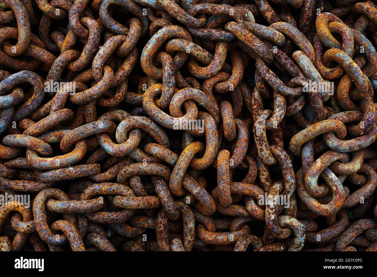 A pile of rusty chains as a dark textured background Stock Photo - Alamy