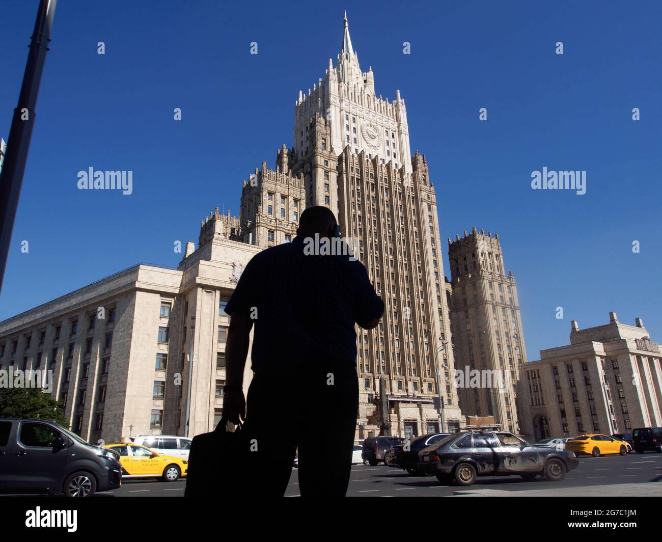 Man briefcase silhouette hi-res stock photography and images - Alamy