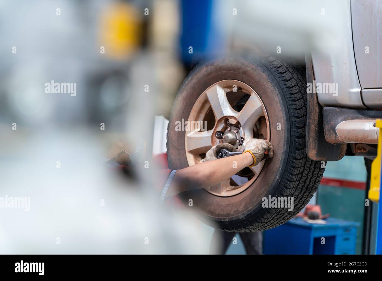Changing tyre hi-res stock photography and images - Alamy