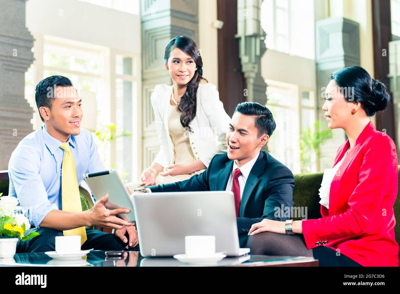 Asian businesspeople having meeting Stock Photo - Alamy