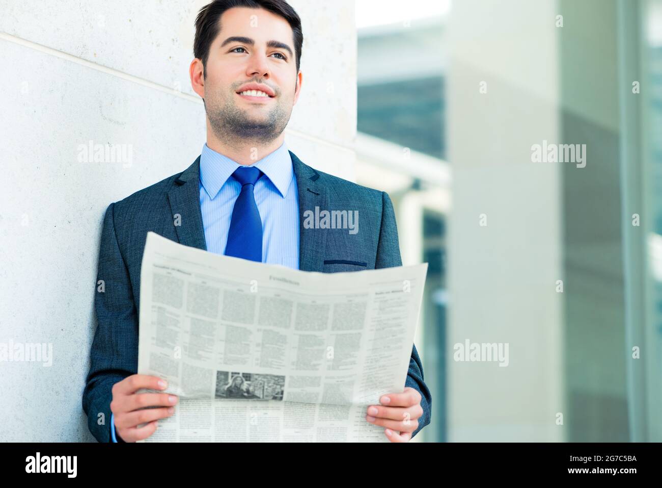 People reading newspaper walking hi-res stock photography and images ...
