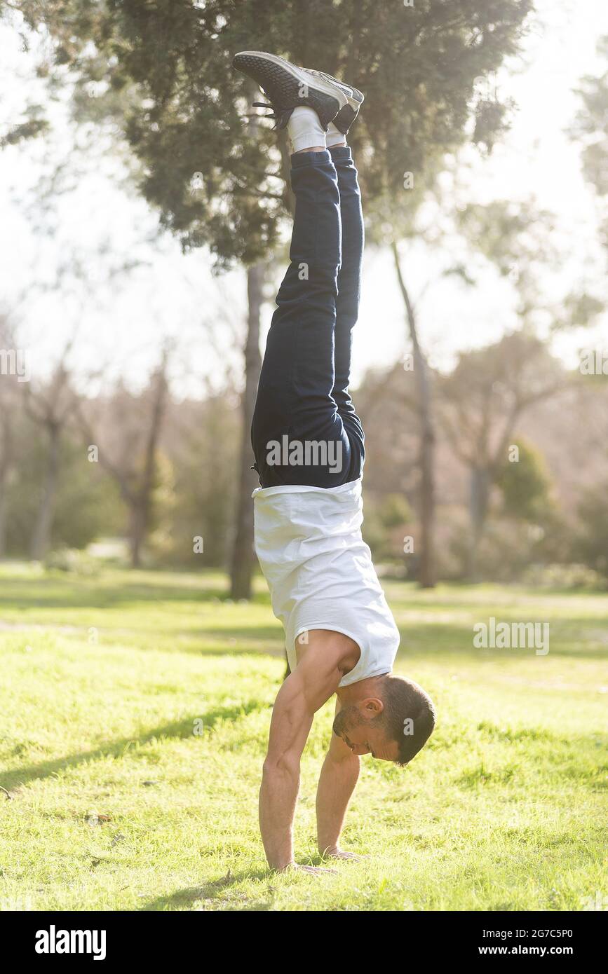 Man handstand hi-res stock photography and images - Alamy