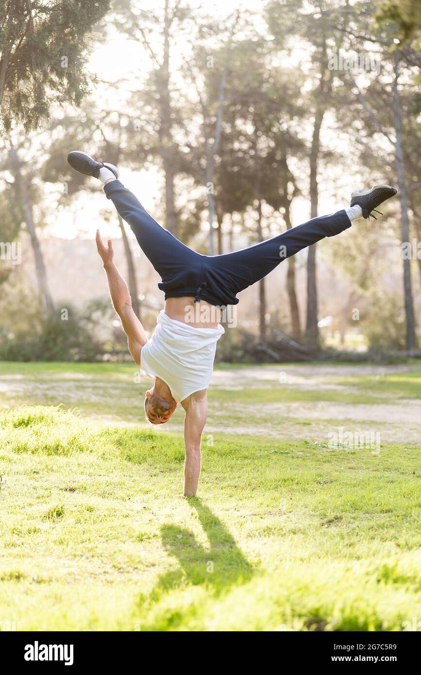 Handstand and performer hi-res stock photography and images - Alamy