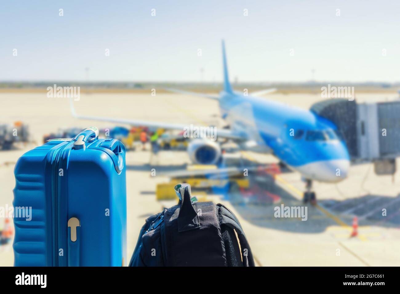 Oversized baggage airport hi-res stock photography and images - Alamy