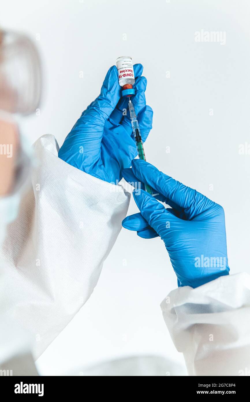Female doctor holds drug hi-res stock photography and images - Alamy