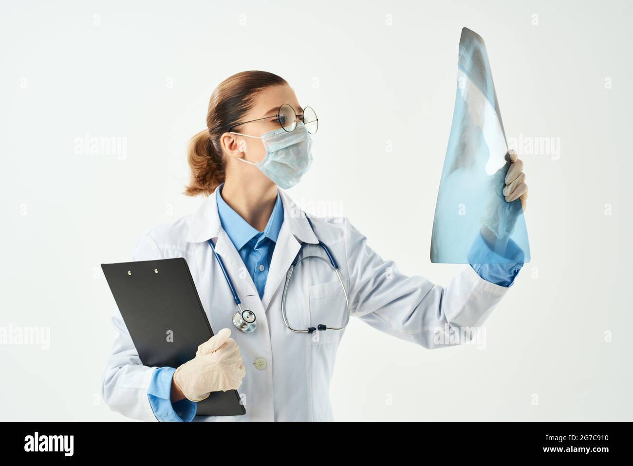 woman radiologist diagnostics x-ray examination Stock Photo - Alamy