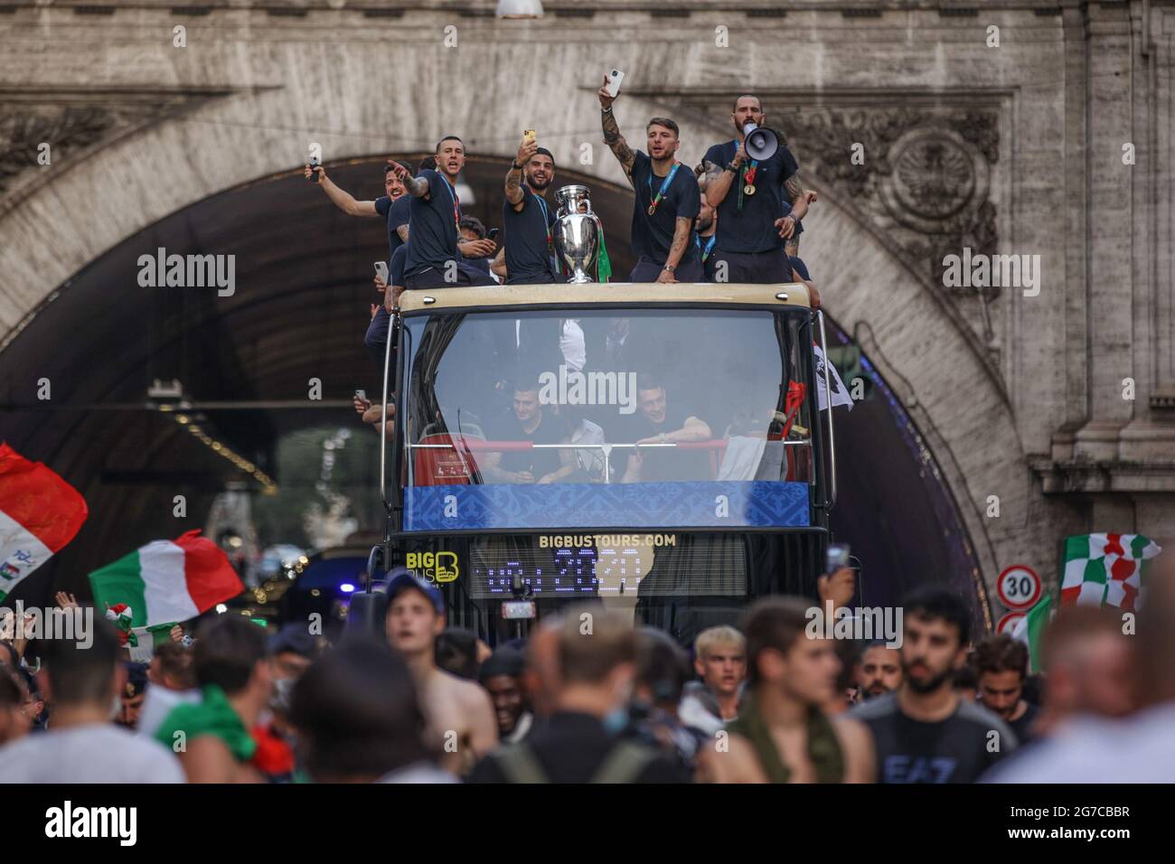 Italian National celebrates, the Open Bus passes through the streets of ...