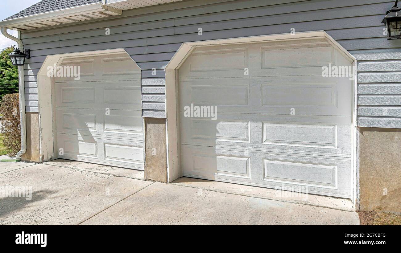 Attached garage garage doors hi-res stock photography and images - Alamy