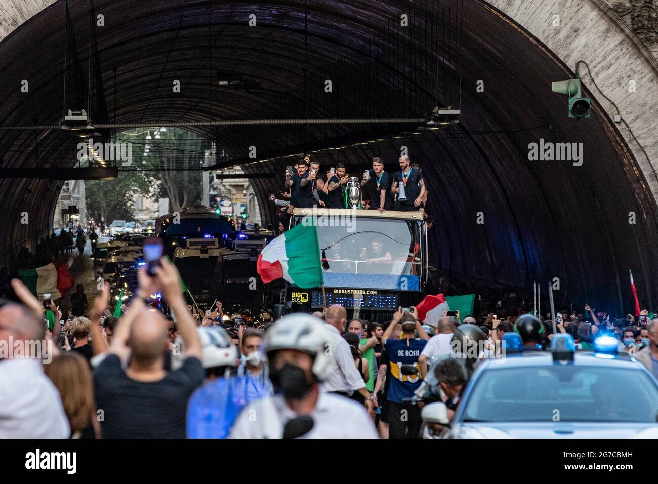 Rome, The open-top coach of the Italian National team passes in via del ...