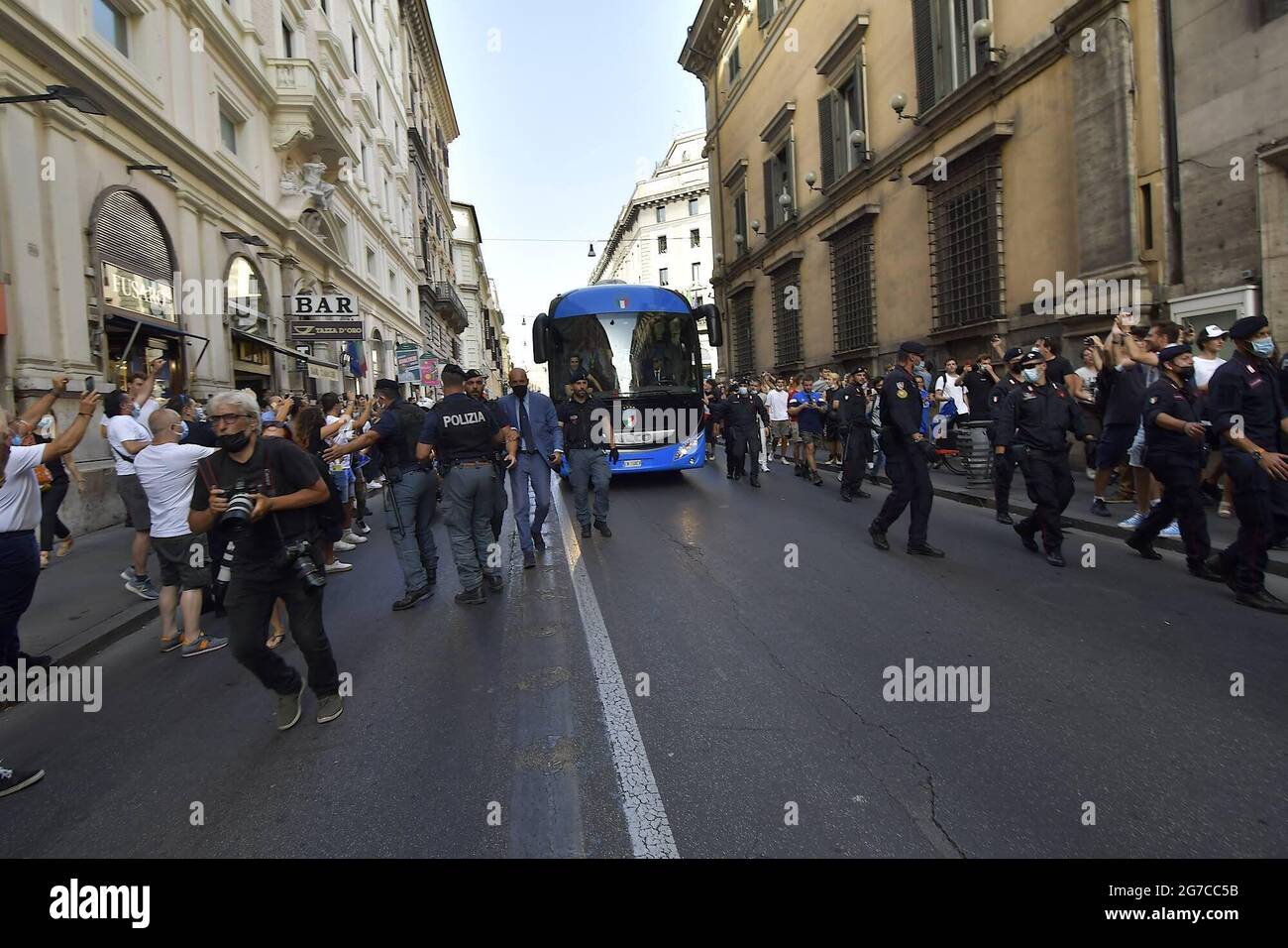 Rome, fans in via del Tritone for the national team bus Stock Photo - Alamy