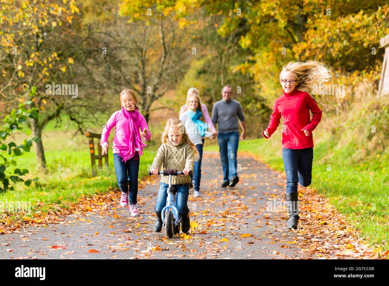 Kids taking nature walk hi-res stock photography and images - Alamy