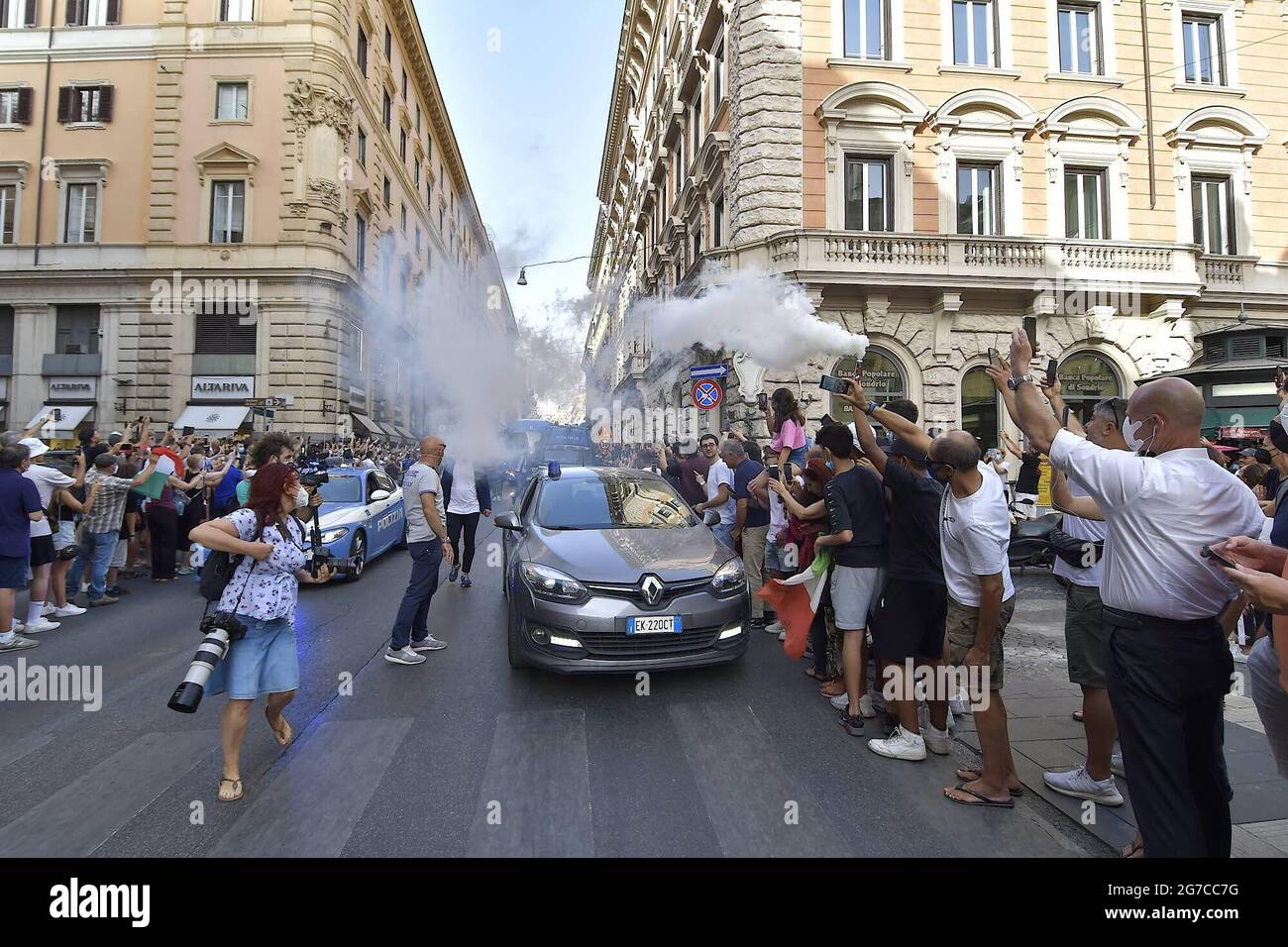 Rome, fans in via del Tritone for the national team bus Stock Photo - Alamy