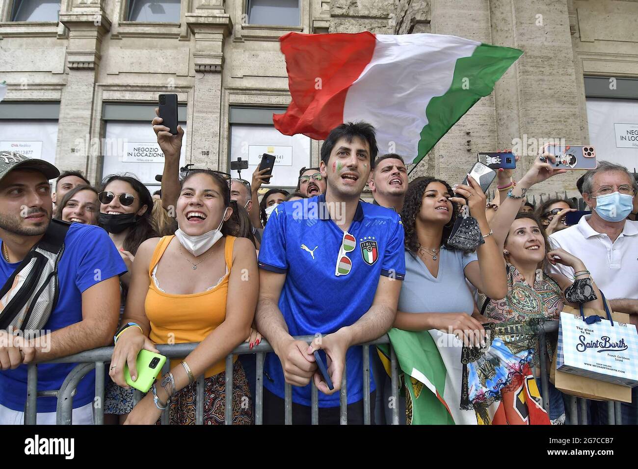 Rome, fans in via del Tritone for the national team bus Stock Photo - Alamy