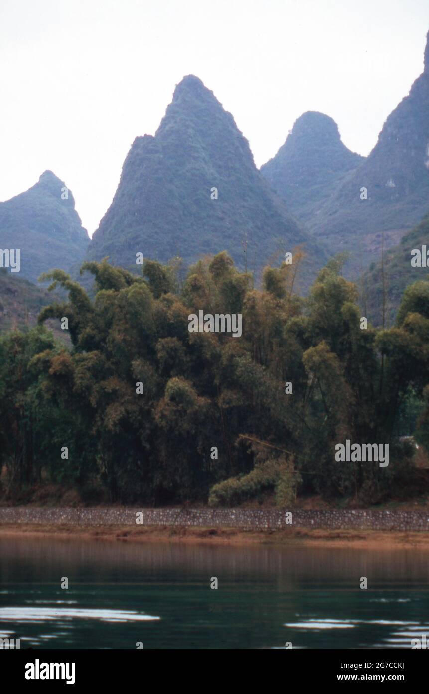 Berge am Li Jiang Fluss nahe der Stadt Guilin, China 1998. Mountains by ...