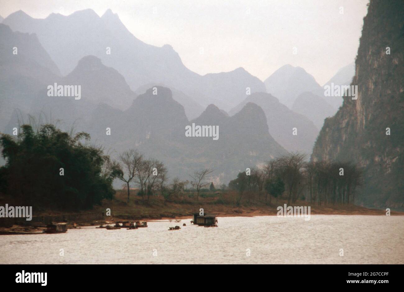 Berge am Li Jiang Fluss nahe der Stadt Guilin, China 1998. Mountains by the shore of river Li ...