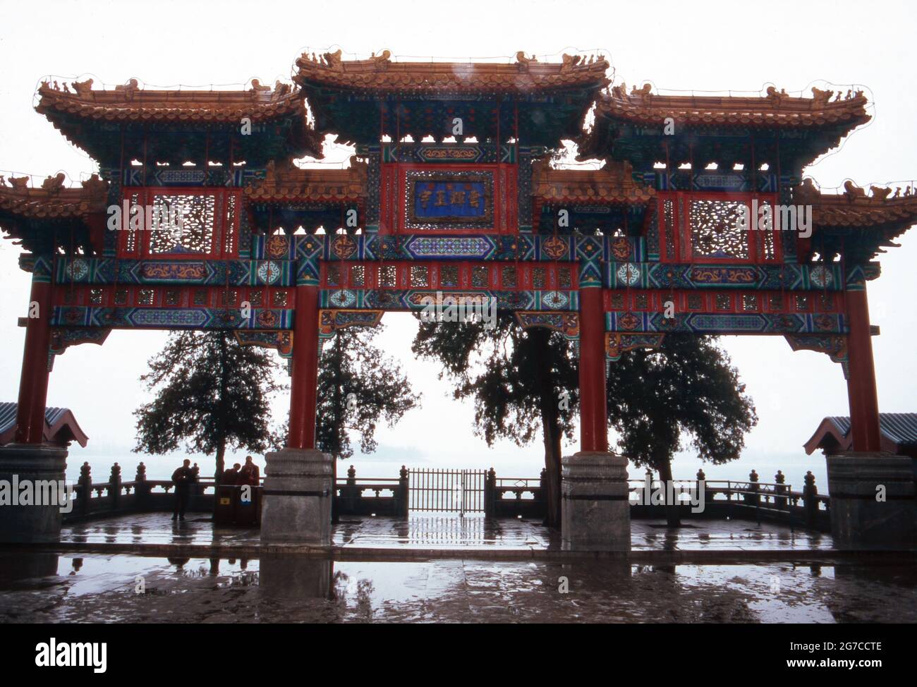Eingangstor zum Neuen Sommerpalast in Peking, China 1998. Palace gate ...