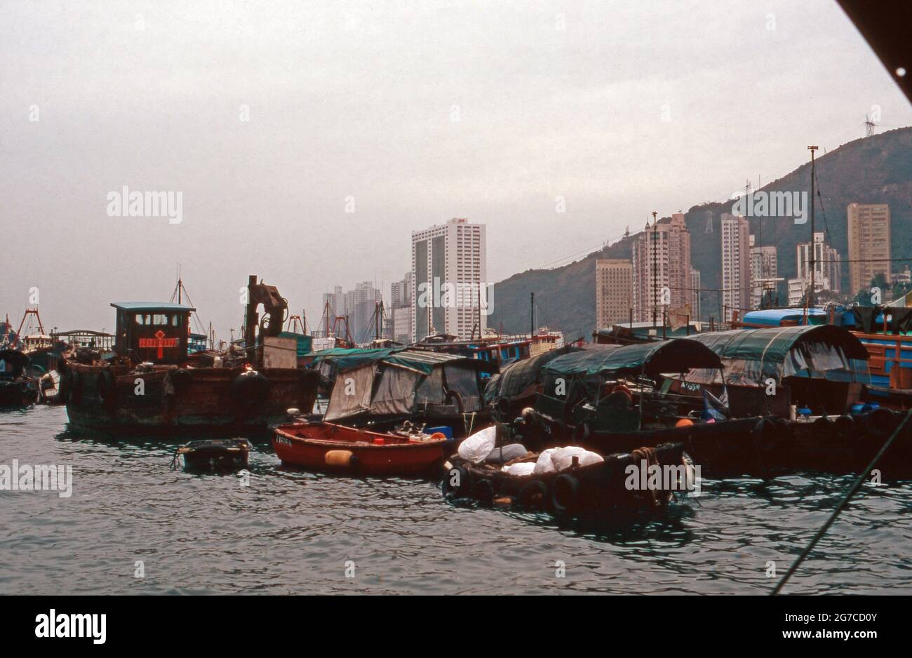 Schiffe im Hafen von Hongkong, China 1998. Ships at Hong Kong harbour ...