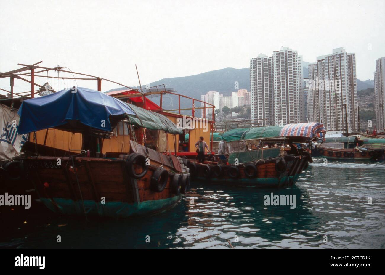 Schiffe im Hafen von Hongkong, China 1998. Ships at Hong Kong harbour ...