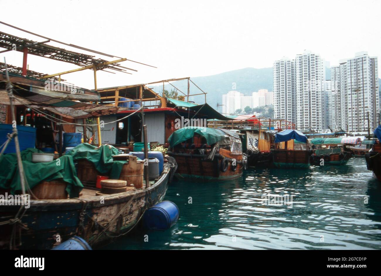 Schiffe im Hafen von Hongkong, China 1998. Ships at Hong Kong harbour ...