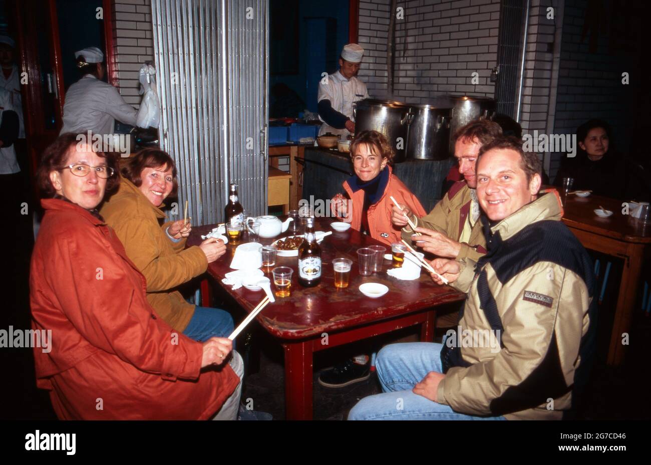 Europäische Touristen in einem landestypischen Restaurant in der Stadt ...